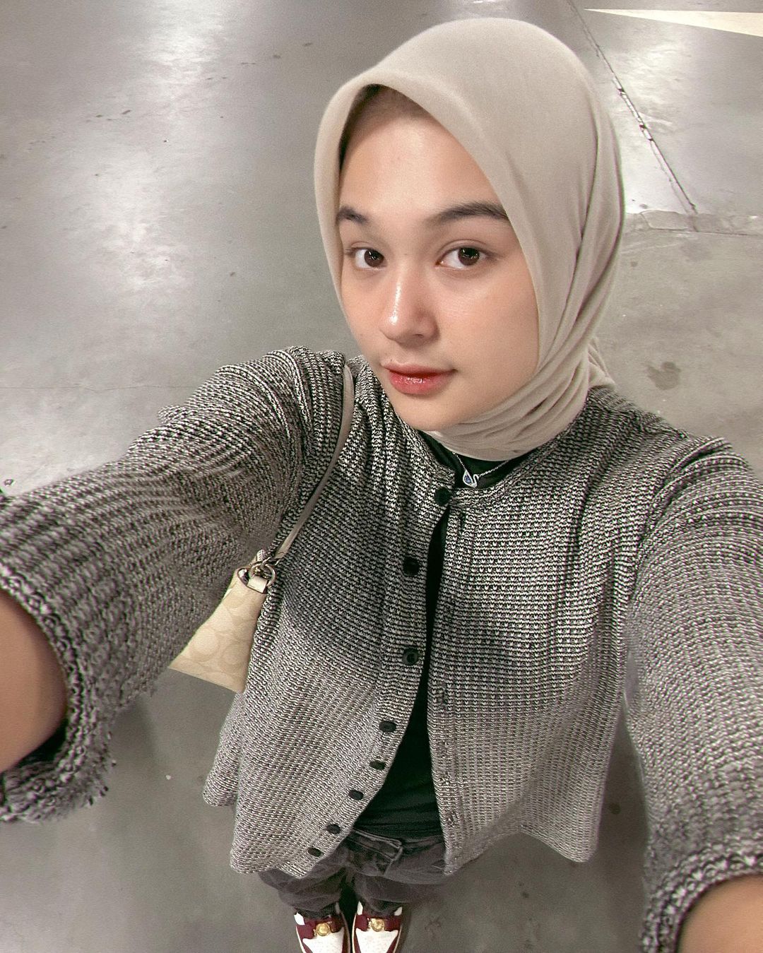 What To Wear Hijab Outfit For A Chic Concert Look - Hijab-style.com