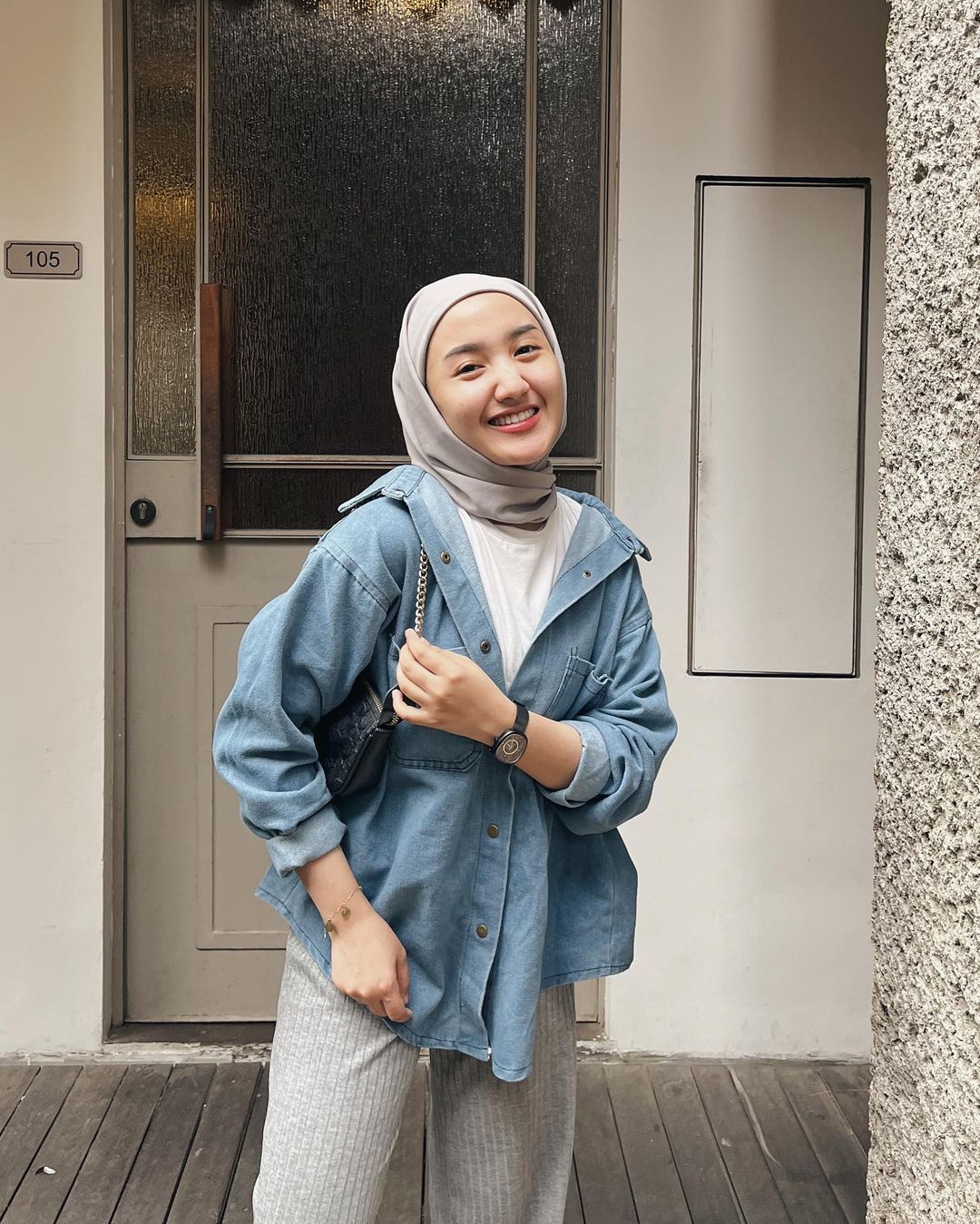 Elevating Your Denim Shirt With Hijab Look for 2024 - Hijab-style.com